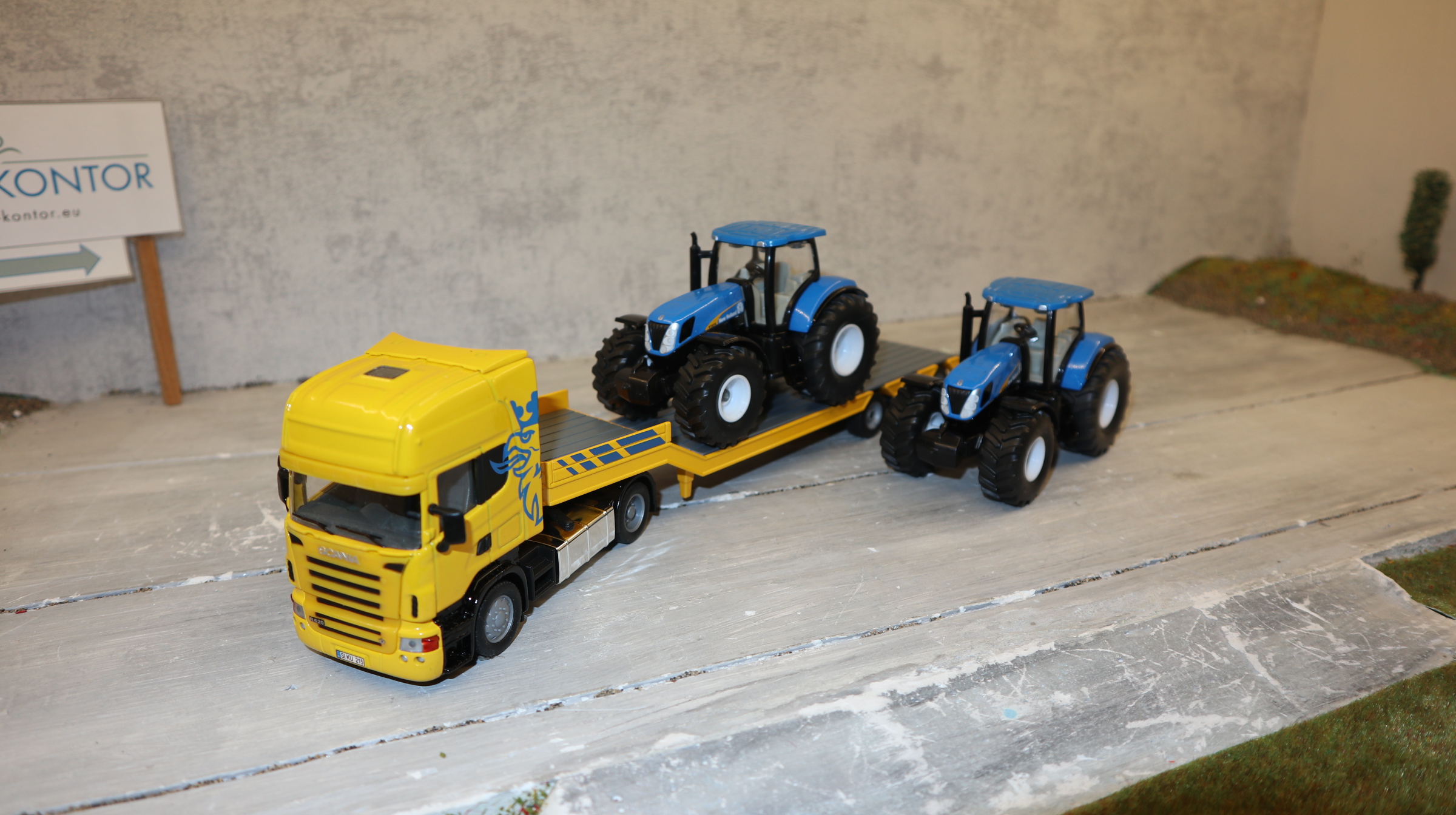 Siku 1984 in 1:50, Scania mit Tieflader und 2 Trecker New Holland ...