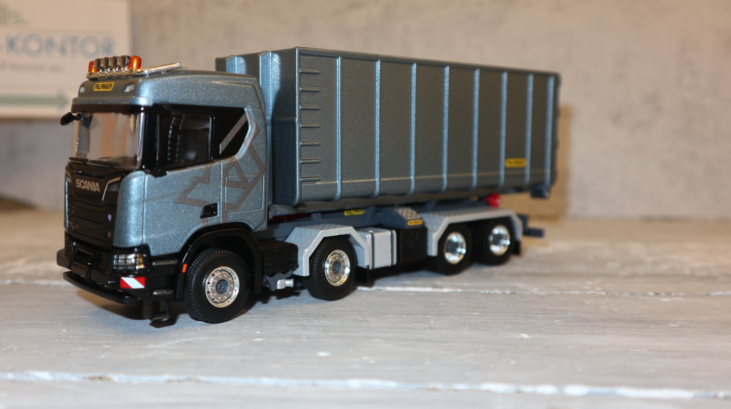 WSI 02-3793 in 1:50, SCANIA CR20 8x4 mit Palfinger Abroller und 40-cbm ...