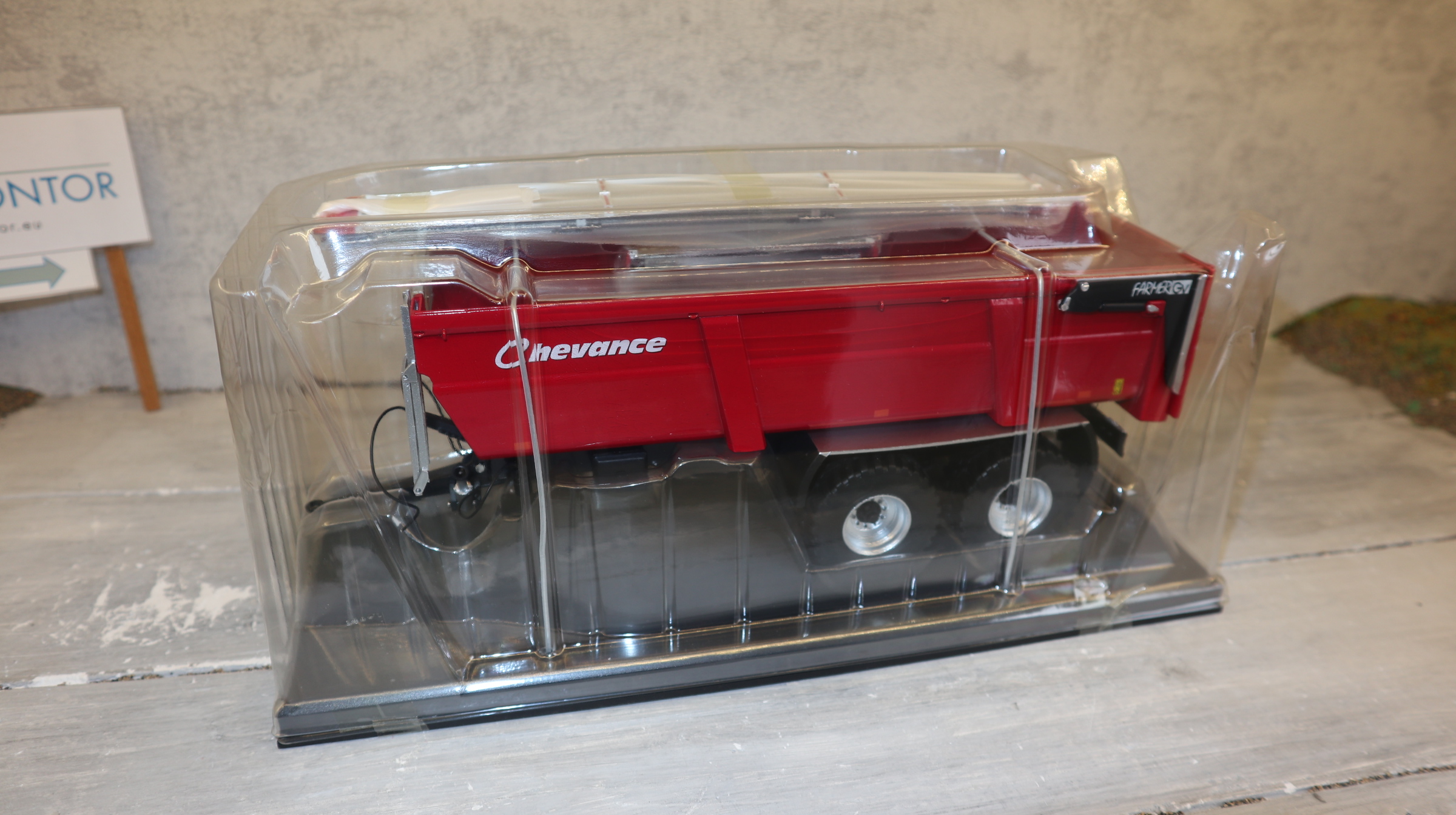 Replicagri 110 in 1:32, Hinter-Kipper Chevance RCM 180 in rot, NEU in OVP