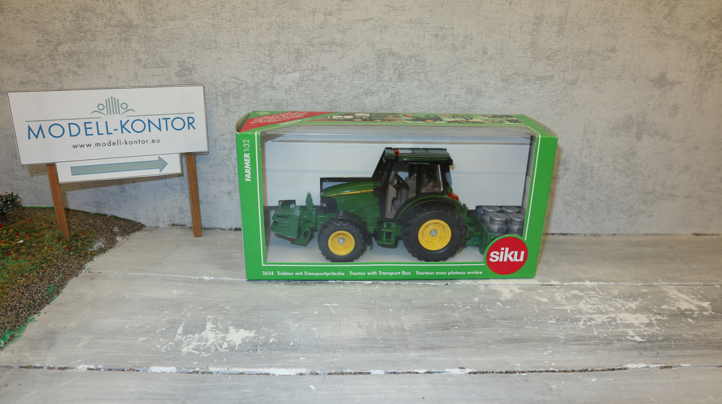 Siku 3654 in 1:32, John Deere 5820 mit Kannehalter und Frontgewicht